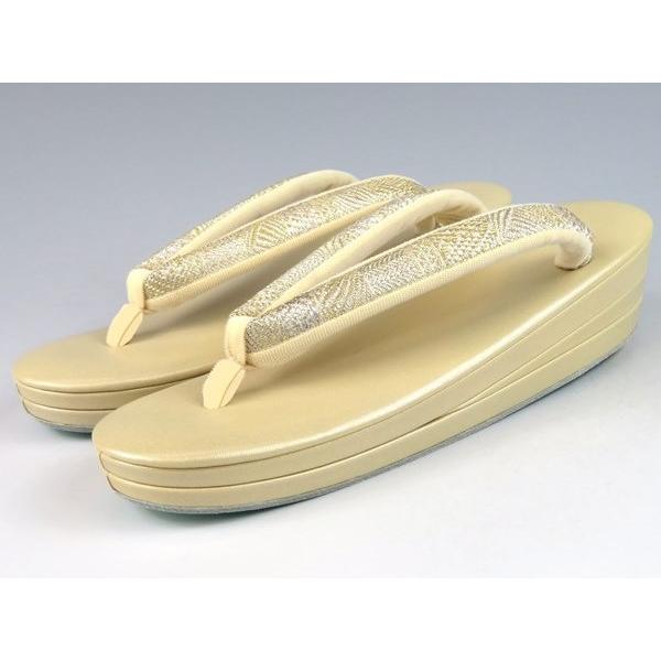 【 京都 銘織つづれ錦 】 草履　Ｍサイズ　(訳) 新品 サンプル品草履 （前２枚・後３枚重ね芯）高さ （かかとゴム除く）前 約1.5cm　後 約4.6cmＭサイズ （靴のサイズで約 22.5〜23.5）鼻緒　京都 銘織つづれ錦（金銀系）台...