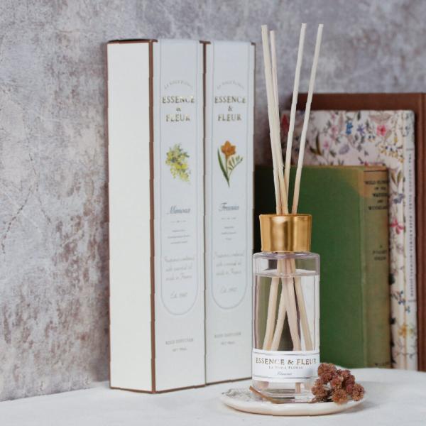 サイズ：W55×D45×H253mm容量：90mL※付属品：スティック5本＋カバーキャップ1ヶ※芳香期間：約2〜2ヶ月半昔、フランスの貴婦人達はシングルフローラルの花の香りを身にまとっていました。そんな香りの都、南仏グラースの老舗香料メーカ...