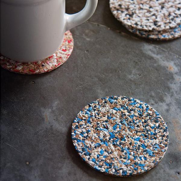 サイズ： 直径 95mm×厚み 3mm×4枚素材・材質：EVA素材、コルク生産国：ポルトガル※使いはじめは強い素材のコルクやラバーの臭いがすることがございます。商品の特性としてご理解ください。コルクとサンダルのリサイクル素材がコラボレーショ...