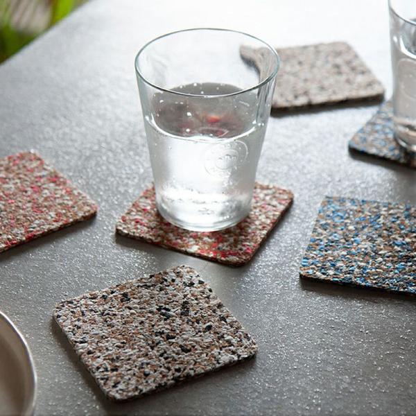 サイズ： 95×95×厚み 3mm×4枚素材・材質：EVA素材、コルク生産国：ポルトガル※使いはじめは強い素材のコルクやラバーの臭いがすることがございます。商品の特性としてご理解ください。コルクとサンダルのリサイクル素材がコラボレーションし...