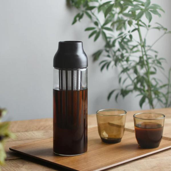 サイズ：φ85 x H270mm / 1 L素材：耐熱ガラス, ABS樹脂, ステンレス, シリコーン, PP, PET生産国：中国※電子レンジOK (ガラスのみ), 食器洗浄・乾燥機OKボトルを手に持ち、傾ける。その動作をするだけでリッド...