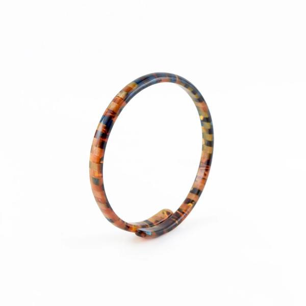 サイズ：内径：60mm、厚み：4mm　幅：5mm 素材・材質：セルロースアセテート（綿花由来樹脂 イタリア産） 重量：約 5 g パッケージサイズ：横85×縦105×厚み13mm 生産国：日本※手作り商品の為、商品によって柄の出方・サイズが...