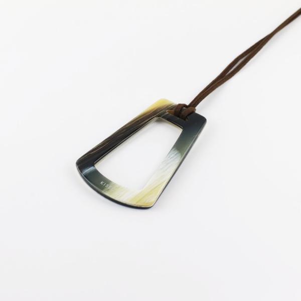 サイズ：W4.2cm × H6.3cm × T0.4cm重さ：15g素材・材質:セルロースアセテート、ガラスレンズ(レンズ部分、約2倍)、人工皮革(首ひも部分)生産国：日本付属品:オリジナル巾着※天然素材を使用しており、1点1点手づくりのた...