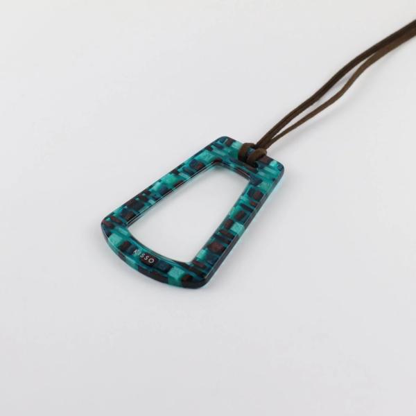 サイズ：W4.2cm × H6.3cm × T0.4cm重さ：15g素材・材質:セルロースアセテート、ガラスレンズ(レンズ部分、約2倍)、人工皮革(首ひも部分)生産国：日本付属品:オリジナル巾着※天然素材を使用しており、1点1点手づくりのた...