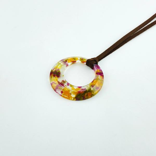 サイズ：(たて) 4.7cm ×(よこ) 4.7cm × (厚さ) 0.6cm重量：7ｇ素材・材質：セルロースアセテート、人工皮革(首紐部分)生産国：日本※付属品：コットンのオリジナル巾着※天然素材を使用しており、1点1点手づくりのため、色...