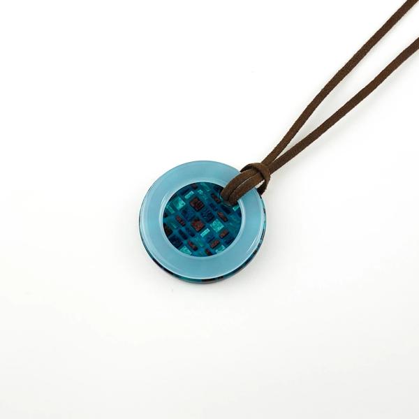 サイズ：(たて) 4.7cm ×(よこ) 4.5cm × (厚さ) 0.8cm素材・材質：セルロースアセテート、人工皮革(首紐部分)生産国：日本※付属品：コットンのオリジナル巾着※天然素材を使用しており、1点1点手づくりのため、色や形に若干...