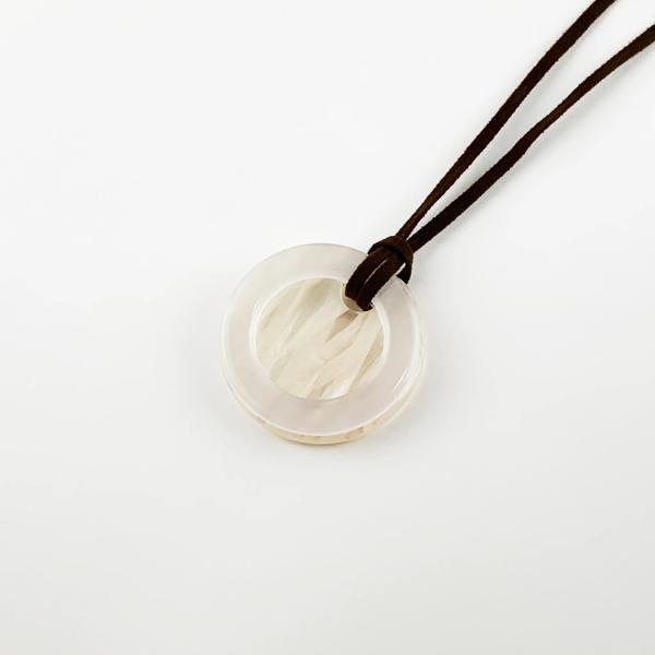 サイズ：(たて) 4.7cm ×(よこ) 4.5cm × (厚さ) 0.8cm素材・材質：セルロースアセテート、人工皮革(首紐部分)生産国：日本※付属品：コットンのオリジナル巾着※天然素材を使用しており、1点1点手づくりのため、色や形に若干...