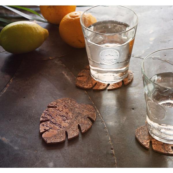 サイズ：100×80×3mm/1枚素材・材質：コルク生産国：ポルトガルコルク樫の木の模様がそのまま楽しめる天然コルクをつかった、葉っぱの形のコースター。チップを使った圧縮コルクの片面に天然コルクが貼り合わせられています。天然コルクを使った面...