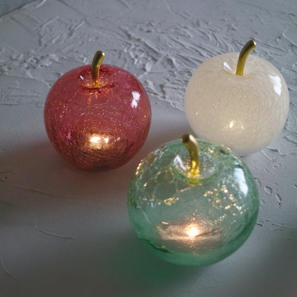 サイズ:約Φ110×H120mm素材・材質：ガラス、PE/ポリエチレン、ポリレジンLED電球 (乾電池単4×2本)※※電池は含まれておりません生産国：中国ぬくもり感のあるリンゴ型のガラスのランプ。点灯していない状態でもオお部屋のインテリアと...