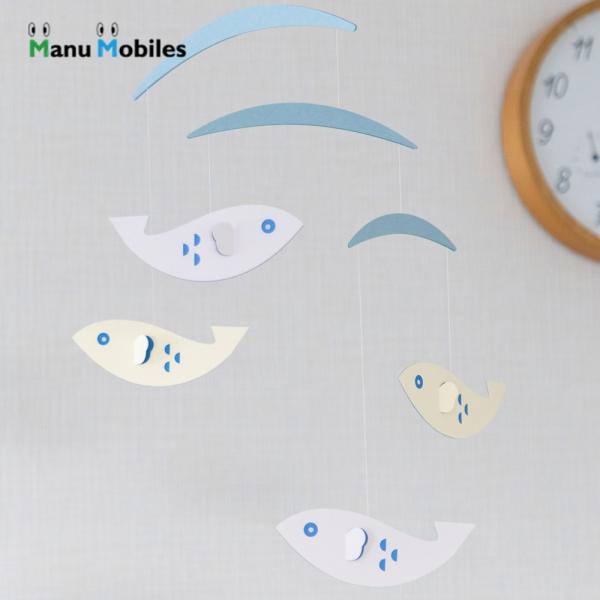 サイズ：W53cm×H49cm（モビールを最大まで広げた際）※パッケージサイズ：幅31cm×高さ22.5cm×厚み2.8cm素材・材質：紙、糸生産国：日本色味を抑えた４匹の魚が宙を泳ぐモビールです。丁寧な作りはそのままに、インテリアとしても...