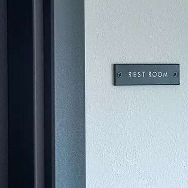 サイズ：W8 D0.2 H2cm素材:アイアン重量:0.025kg※ネジ穴サイズ：φ0.3(2個)　厚0.3cm※ビスは付属致しません。小さめのサインプレートでドアや壁にちょっとしたアクセントを。印刷ではなく、レーザーで彫り込んだ文字だから...