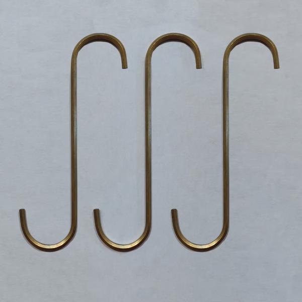 サイズ：約縦163mmx横82mmx厚み6mm/30g(１本)素材・材質：ブラス生産国：中国作業工具として今や必須品の六角レンチを、ライフスタイルに寄り添った新たなかたちにしました。真鍮で作られたフックはタフで実用性もあり、繋げて使ったり、...