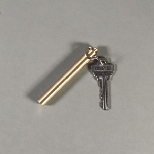 サイズ：約直径10mmx長さ86mm素材・材質：ブラス生産国：中国いざという時にサッと取り出せることが肝心な「薬入れ」。romoの『Brass pill keyholder』は、すぐに手の届くズボンのベルトループや、常に持ち歩く鍵などに付け...