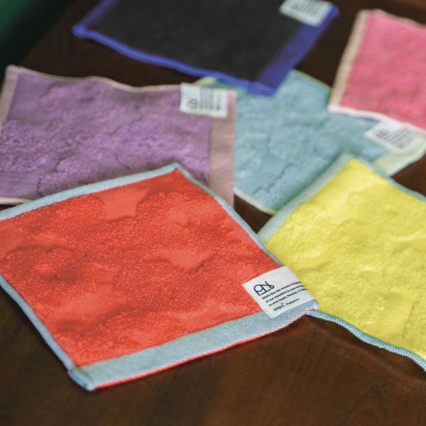 サイズ：約15×１５ｃｍ素材・材質：綿８５％、ポリエステル１５％生産国：中国小さいバッグにもおさまる！ミニサイズが魅力のハンカチ思わず全部集めたくなるカラーリングが魅力のハンカチです。バッグに収納してもかさばらないミニサイズで、実用性も◎無...