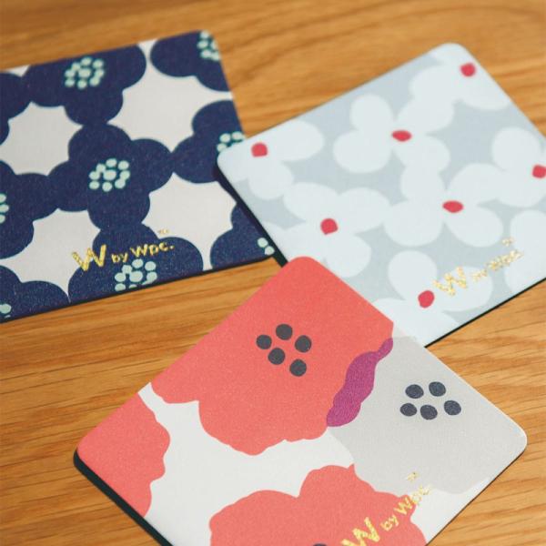 サイズ：幅11cm、高さ11cm素材・材質：合成皮革生産国：中国食卓やデスク、リビングが華かになる北欧デザインで、デスクワークやお勉強、ティータイムやお客様のおもてなしにも最適なコースターです。合成素材だから汚れてもさっと拭き取るだけでお手...