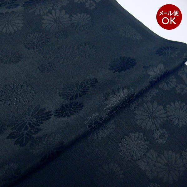 春秋冬にお使いいただける通年用の喪服帯揚げです。肌触りの良く、柔らかな風合いの上質な正絹生地を使用しております。生地には地紋が織り込まれております。普通尺と長尺の２サイズからお選びいただけます。＜用途＞春秋冬の通年用の喪服にお使いください。...