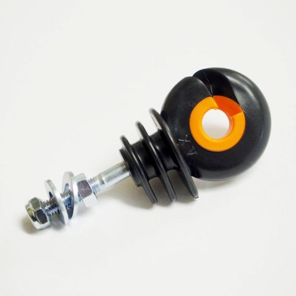 簡易電気牧柵のワイヤーを鋼柱に取り付ける際に、鋼柱の穴等に通して付属のナットで挟んで固定します。ガラガー社の独自製法（特許取得）