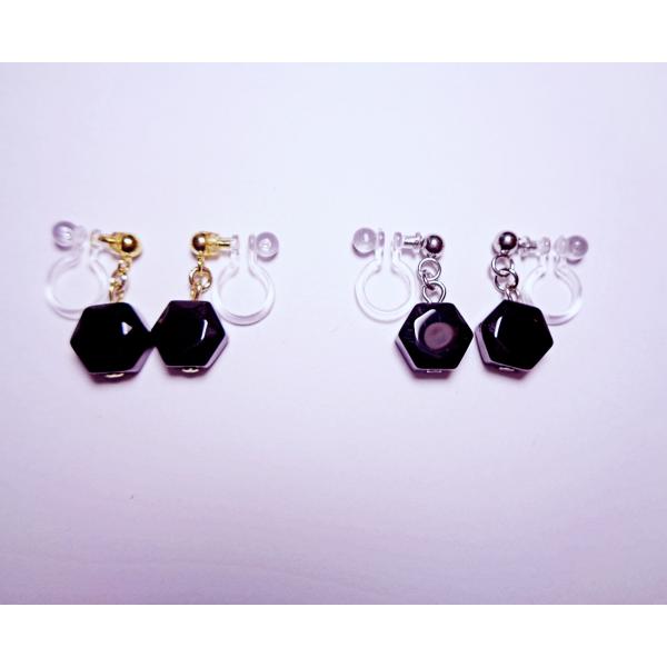 商品の大きさは定規と一緒に撮影された写真をご参考ください。天然石オニキスの小さめアクセサリーです。六角形の天然石ビーズがシンプルかつ洗練された印象をプラスします。Ｃカンなどの金属色：ゴールドまたはシルバー写真掲載のパーツ：3：樹脂ノンホール...