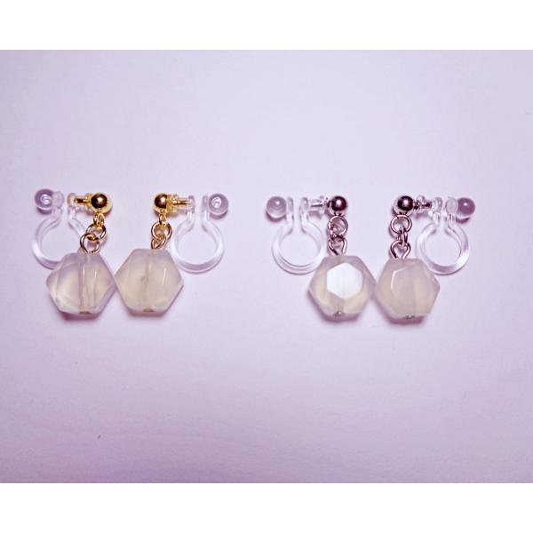 商品の大きさは定規と一緒に撮影された写真をご参考ください。天然石グレーメノウの小さめアクセサリーです。六角形の天然石ビーズがシンプルかつ洗練された印象をプラスします。※天然石の為色合いに個体差がございます。予めご了承ください。Ｃカンなどの金...