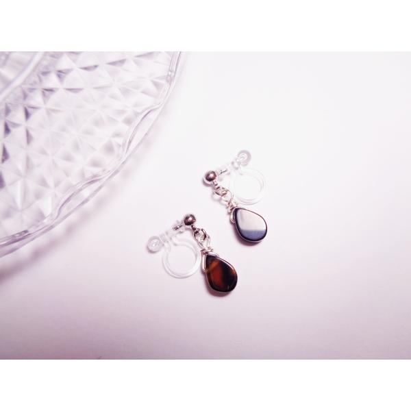 商品の大きさは定規と一緒に撮影されている写真をご覧ください。やわらかな輝きの中に深みを持ったダークブラウン天然オニキス（瑪瑙）樹脂ノンホールピアスです。小さなドロップ型のオニキスビーズをそのままシンプルに仕立てることで、上品な揺れ感に仕上げ...