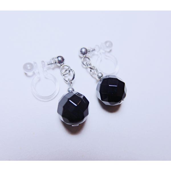 商品の大きさは定規と一緒に撮影されている写真をご覧ください。天然石オニキス　8ｍｍ　64面 ラウンドビーズを使用した樹脂ノンホールピアスです。艶のある美しいブラックのアクセサリーです。Cカンなどの金属色：シルバー写真のパーツ：3　樹脂ノンホ...