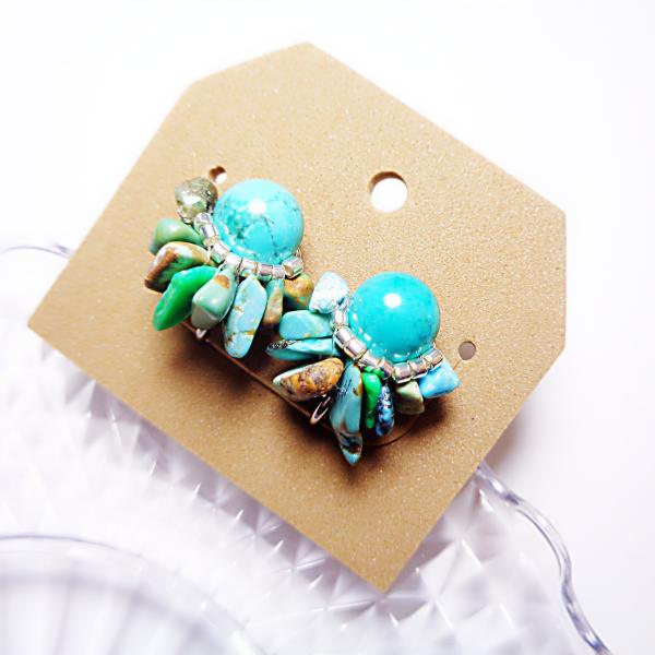 商品の大きさは定規と一緒に撮影された写真をご参考ください。天然石練りターコイズ直径約8mm とサザレを組み合わせて制作した金属ばね付きイヤリングです。Ｃカンなどの金属色：シルバー写真掲載のパーツ：金属ばね付きイヤリング（パーツ交換不可）　　...