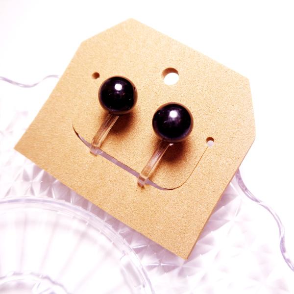 商品の大きさは定規と一緒に撮影された写真をご参考ください。直径約8mm 天然石 オニキス 樹脂クリップ式イヤリングです。クリップ式ですので、痛みが少ない作りのシンプルなアクセサリーです。Ｃカンなどの金属色：なし写真掲載のパーツ：樹脂イヤリン...