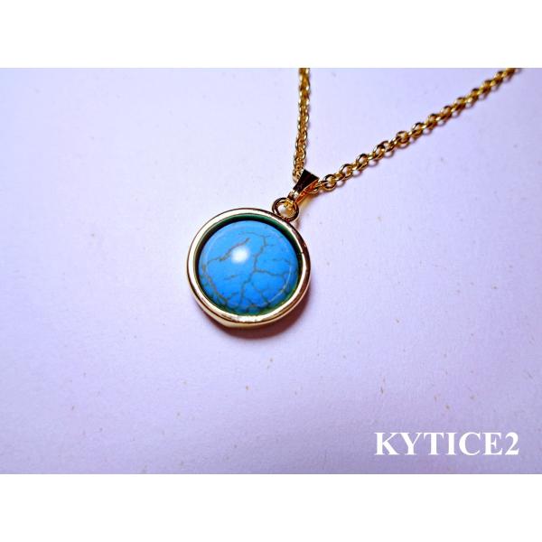 商品の大きさは定規と一緒に撮影されている写真をご覧ください。天然石（練り）ターコイズの　大きめフラットラウンドペンダントです。大きめペンダントトップで満足感のある商品です。※ターコイズのクラック模様には個体差がございます。カボション直径約1...