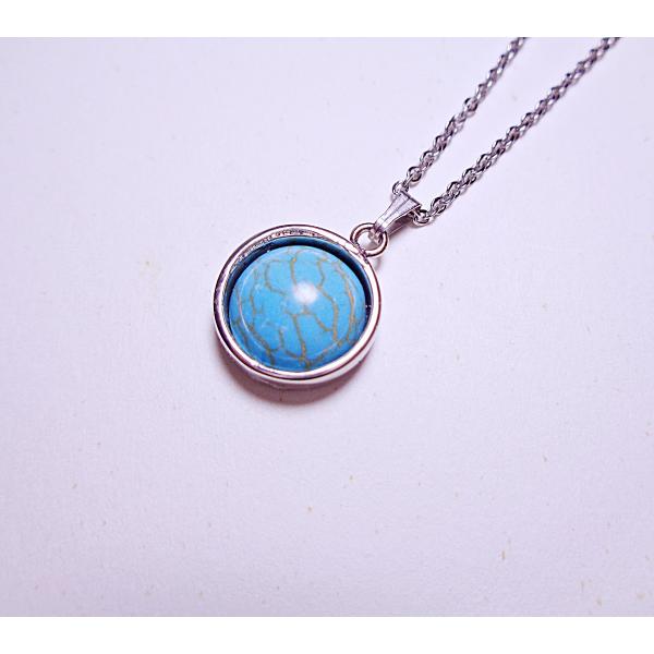 商品の大きさは定規と一緒に撮影されている写真をご覧ください。天然石ターコイズ（練り）の　大きめフラットラウンドペンダントです。ペンダントトップは1個ごとに模様の入り方が異なります。カボション直径約12mm　金属部分は真鍮製ネックレスの長さ：...