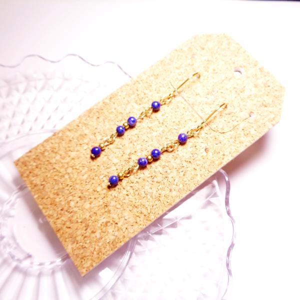 商品の大きさは定規と一緒に撮影された写真をご参考ください。天然石ラピスラズリの細めロングピアスです。Ｃカンなどの金属色：ゴールド写真掲載のパーツ：　サージカルステンレスフックピアス写真と実際の商品の色味が異なることがございますので、ご了承く...