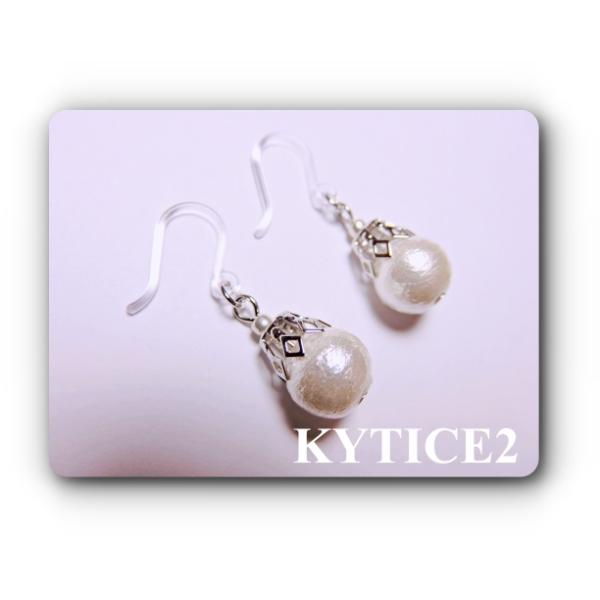 商品の大きさは定規と一緒に撮影されている写真をご覧ください。一粒コットンパール（ホワイト）のビーズキャップがアクセント のやや小ぶりでさりげないアクセサリーです。Cカンなどの金属色：シルバー写真掲載のパーツ：(2)樹脂ロングフックピアスクリ...