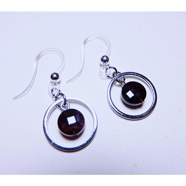 商品の大きさは定規と一緒に撮影されている写真をご覧ください。ガーネット　6mmコインカットビーズを使用しております。カット面が角度によって輝きます。一粒ずつ色合いが異なります。色合いの指定はできませんので予めご了承ください。Cカンなど金属色...