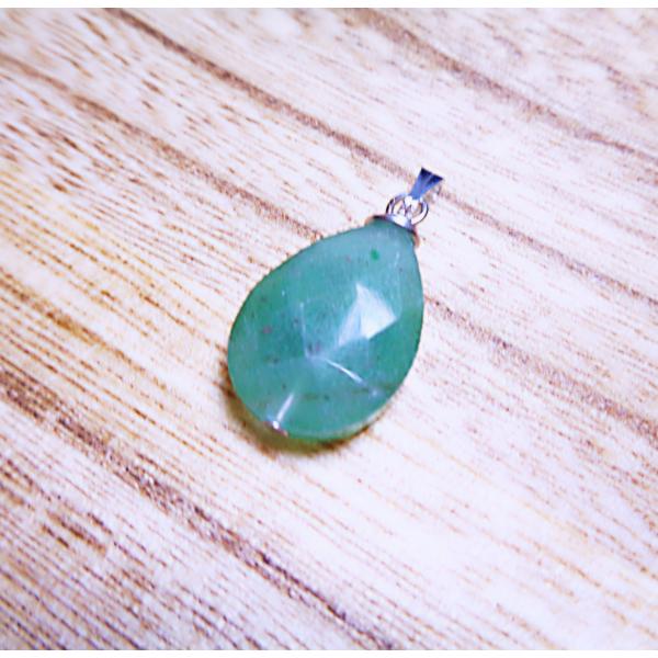 商品の大きさは定規と一緒に撮影されている写真をご覧ください。約19ｍｍ×13mm天然石アベンチュリンビーズののペンダントトップです。サージカルステンレス（304）バチカンをつけておりますので、お手持ちのチェーンに通してお使いいただけます。写...