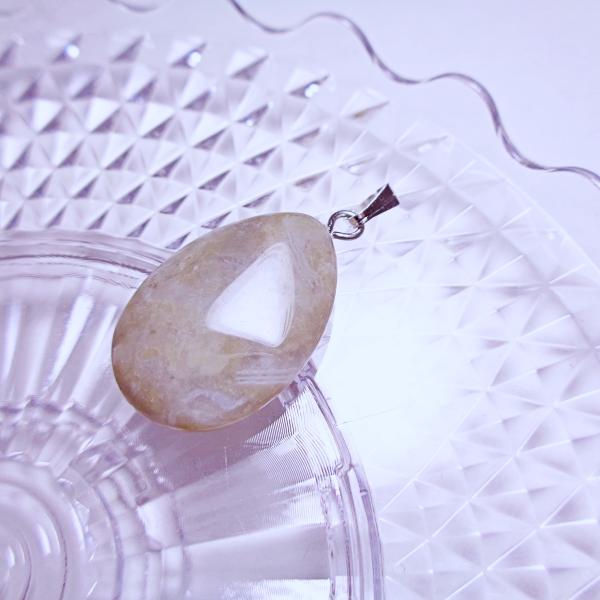 商品の大きさは定規と一緒に撮影されている写真をご覧ください。グレー、ホワイトが入り混じったマットカラーの天然石アゲートのドロップ型ペンダントトップです。サージカルステンレス（304）バチカンをつけておりますので、お手持ちのチェーンに通してお...