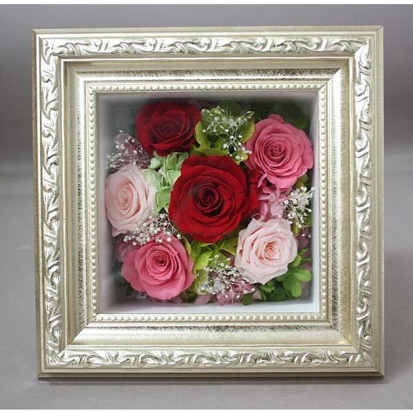 赤・ピンク系のアレンジ額入りですので埃が付きません色さめも少ないと思います長くお楽しみいただけますサイズは１８cm×１８cmですばら・アジサイ・カスミソウ・すべてプリザーブド使用です写真はサンプルです新しくお作りいたしましてお送りいたします...
