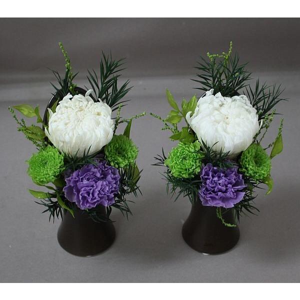 ★プリザーブドフラワー仏花(小）★輪菊（中）・カーネーション・小菊・ 　グリーン（葉）すべてプリザーブド使用です★サイズは約ですが 高さ１８cm・横１１cm・奥行き１０cmになります★贈る方へのご住所に直接発送も致します 到着日の指定も可能です