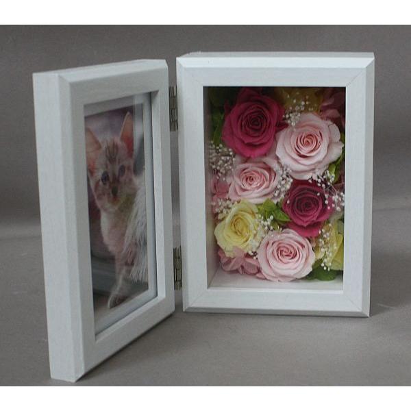 フォトフレームアレンジ片側は写真をお入れできます反対側のお花の色をお選びくださいプリザーブドのアレンジですバラ・アジサイ・カスミソウはプリザーブド使用サイズは●オープン時：22.3x14.6x奥行6cm●クローズ時：11x14.6x奥行7....