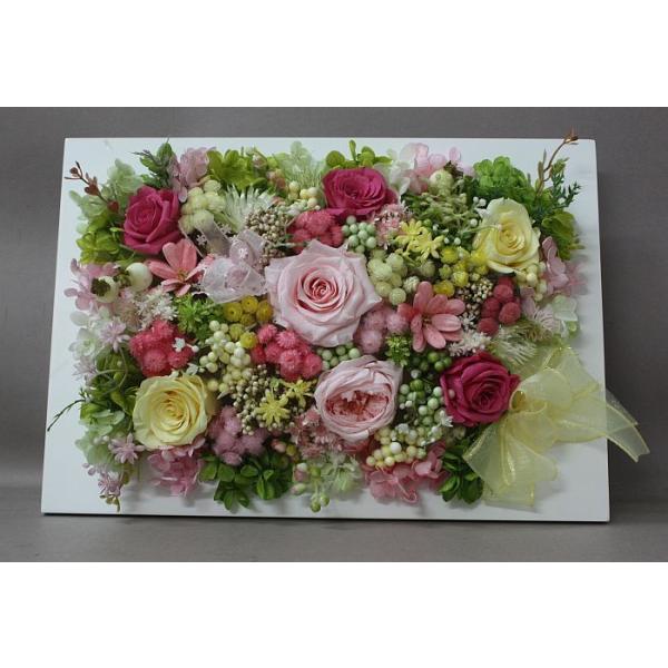 ★プリザーブドフレームアレンジ（ケース入り）　バラ・アジサイ・ライスフラワーはプリザーブド使用です　他に木の実・アートの実・リボンなどを使用しています　この商品はサンプルです　同じようにお作りいたしましてお送りいたしますが　手作り作品ですの...