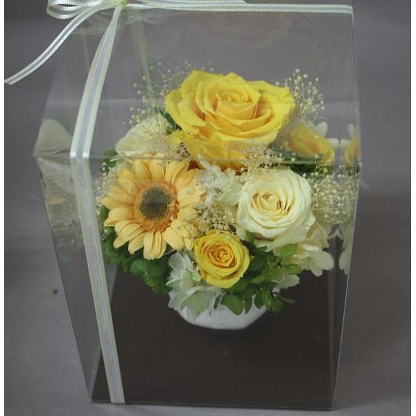 バラ・ガーベラ・アジサイ・カスミソウ全てプリザーブド使用です他に後ろにリボンをお入れしてありますサイズは高さ１６cm・横１２cm・奥行き１２cmになります