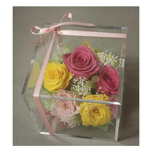 バラ・アジサイ・カスミソウすべてプリザーブド使用クリアケースの中にアレンジしてありますケースサイズは１０×１０×１０になります色違いでお作りする事も可能ですプレゼントされる方への直接発送も致します配達日時も指定できますご不明なことがございま...