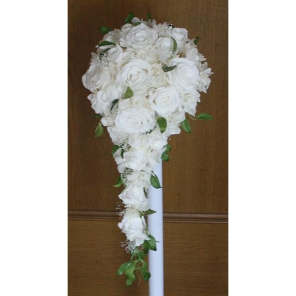 プリザーブドフラワー使用のキャスケードブーケですバラ・アジサイ・カスミソウはプリザーブド使用グリーン（葉）はアート使用です