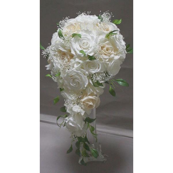 プリザーブドフラワー使用のティアドロップブーケですブートニア付きですのでお得なブーケですバラ・アジサイ・カスミソウはプリザーブド使用ですグリーンのスマイラックスはアート使用ですサイズはは約ですが長さ４５cm・横２０cmになります（グリーンも...