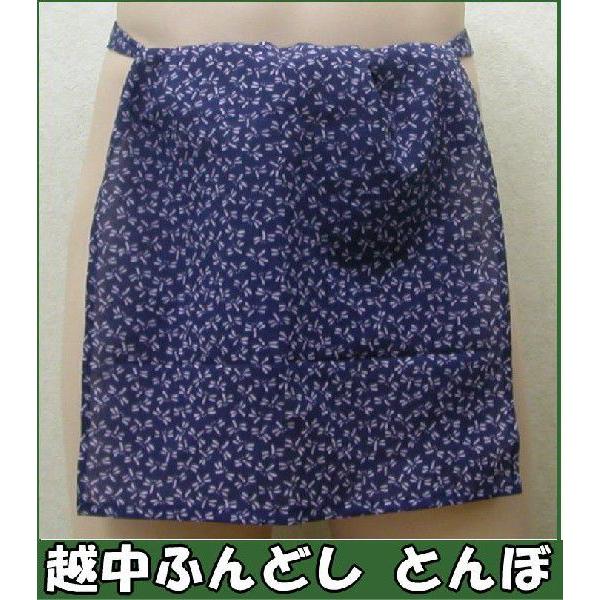 素材:晒し木綿 表：青地に白柄 裏:プリント95%写サイズ：標準サイズ【腰周75cm〜120cm】紐63cm 巾32cm 紐63cm紐全長158cm 長さ103cm 特徴：青の生地に白いとんぼがらが、とてもきれいに映えます。荒めの織目がある...