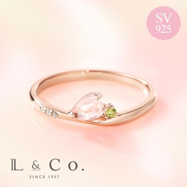 春風にそよぐ桜の枝を繊細に表現したリング。なめらかな曲線を描くピンクゴールドのラインは、しなやかに伸びる桜の枝をイメージ。そこにそっと咲く花びらのような淡い花びらカットのローズクォーツと、新芽の息吹を感じさせるペリドットが調和し、春の情景を...