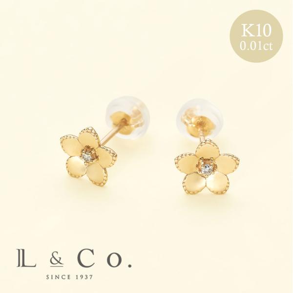 3種類の小花が繊細に咲き誇る、K10フラワーモチーフピアスダイヤモンドをあしらい、さりげなく煌めきます小さめのサイズ感ながら華やかな印象で、普段の装いお呼ばれなどでもお使い頂ける上品さ。目立ちすぎない優しい存在感も永く愛用いただけるのもポイ...