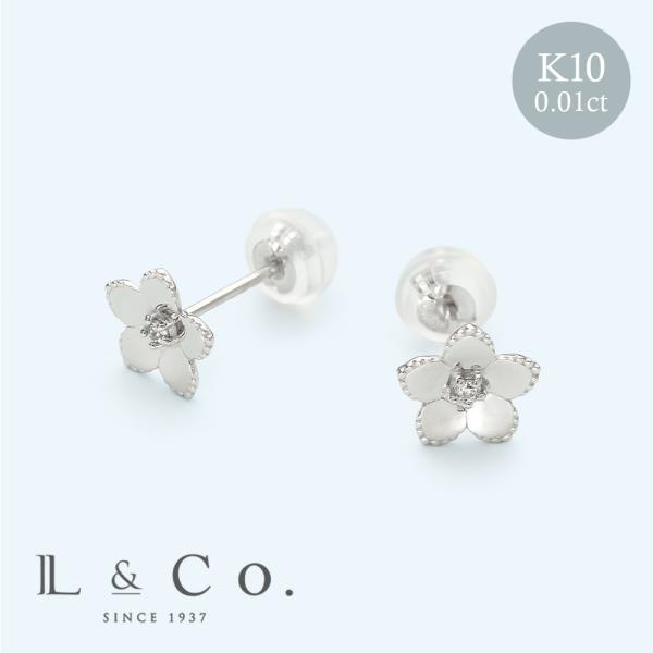 3種類の小花が繊細に咲き誇る、K10フラワーモチーフピアスダイヤモンドをあしらい、さりげなく煌めきます小さめのサイズ感ながら華やかな印象で、普段の装いお呼ばれなどでもお使い頂ける上品さ。目立ちすぎない優しい存在感も永く愛用いただけるのもポイ...