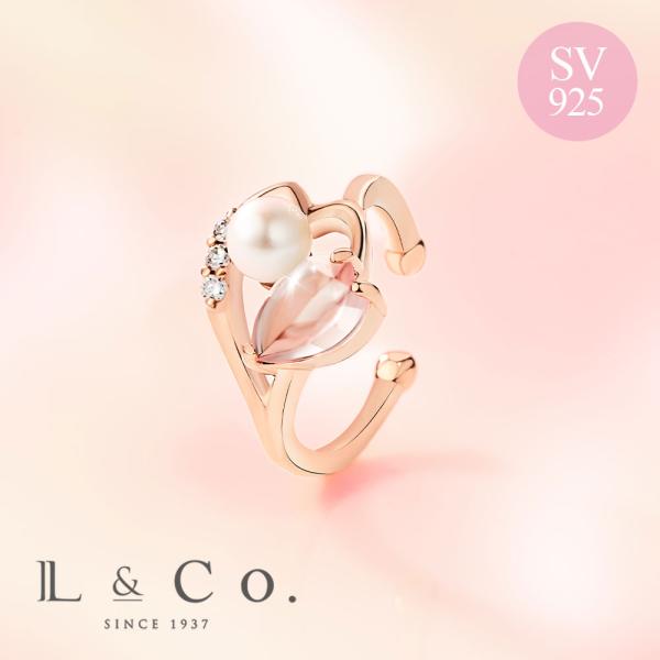 ひらりと舞う桜の花びらをイメージした、春の訪れを感じさせるイヤーカフ。淡いピンクのローズクォーツは桜の可憐さを、ダイヤモンドが輝きをプラス。優しく輝くパールと花びらの形を描くラインが、優雅で上品な印象を与えます。指先に春のエッセンスをプラス...