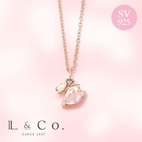 ふんわりと舞う桜の花びらをイメージした、優雅で可憐なネックレス。淡いピンクのローズクォーツが春のぬくもりを感じさせ、ホワイトトパーズが朝露のような煌めきを添えます。華奢なチェーンと上品な輝きが胸元をやさしく彩り、春の訪れをそっと感じさせてく...