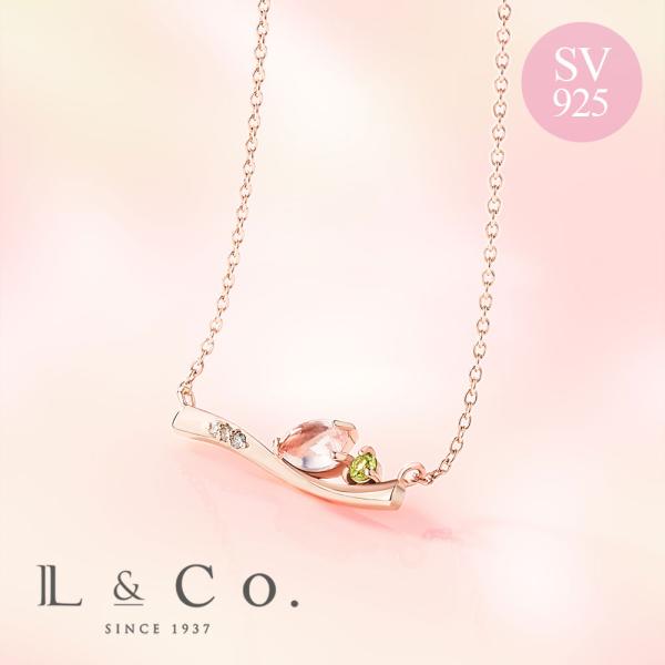 春風にそよぐ桜の枝を繊細に表現したネックレス。なめらかな曲線を描くピンクゴールドのラインは、しなやかに伸びる桜の枝をイメージ。そこにそっと咲く花びらのような淡い花びらカットのローズクォーツと、新芽の息吹を感じさせるペリドットが調和し、春の情...