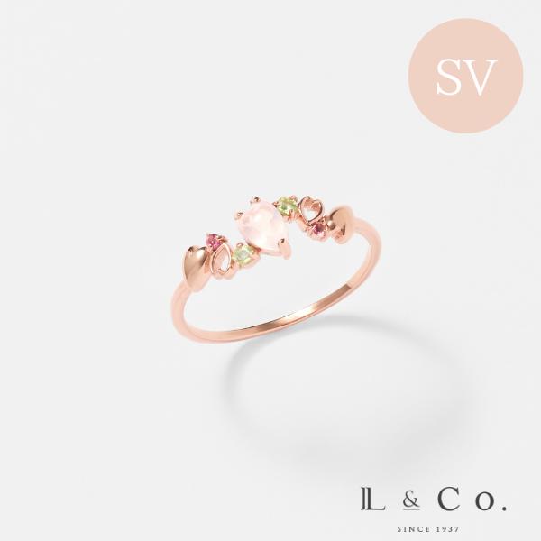 桜のやさしい彩りをイメージしたサクラコレクション。日常にそっと春を添えるアクセサリーを揃えました。やわらかな輝きが、装いにさりげない華やかさを添えてくれます。指先に咲く、春の桜。春の陽ざしの中で舞う桜吹雪をイメージした「陽桜」シリーズ。中央...